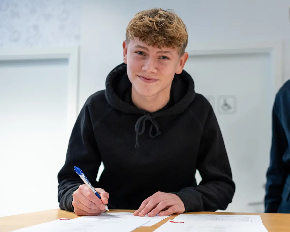 Viktor Bender skriver kontrakt til sommeren 2026