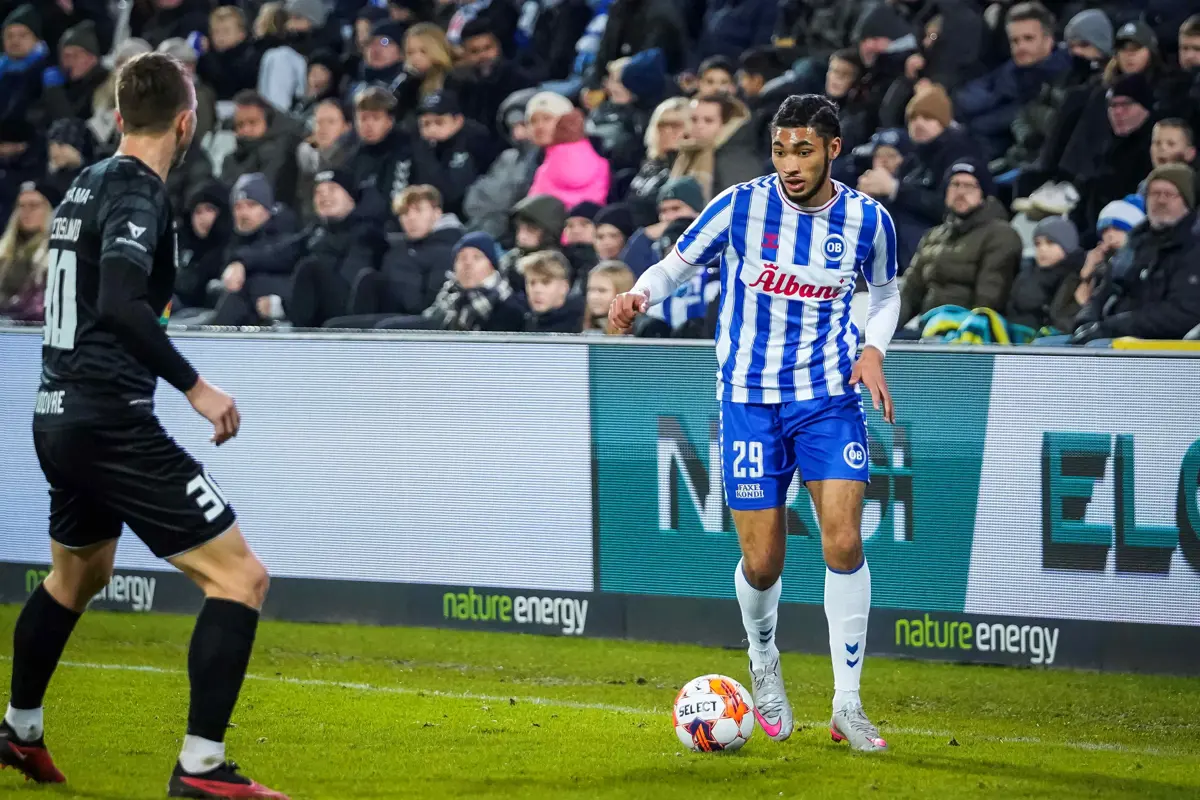 Tyler Burey tager et halvt år i Oxford United
