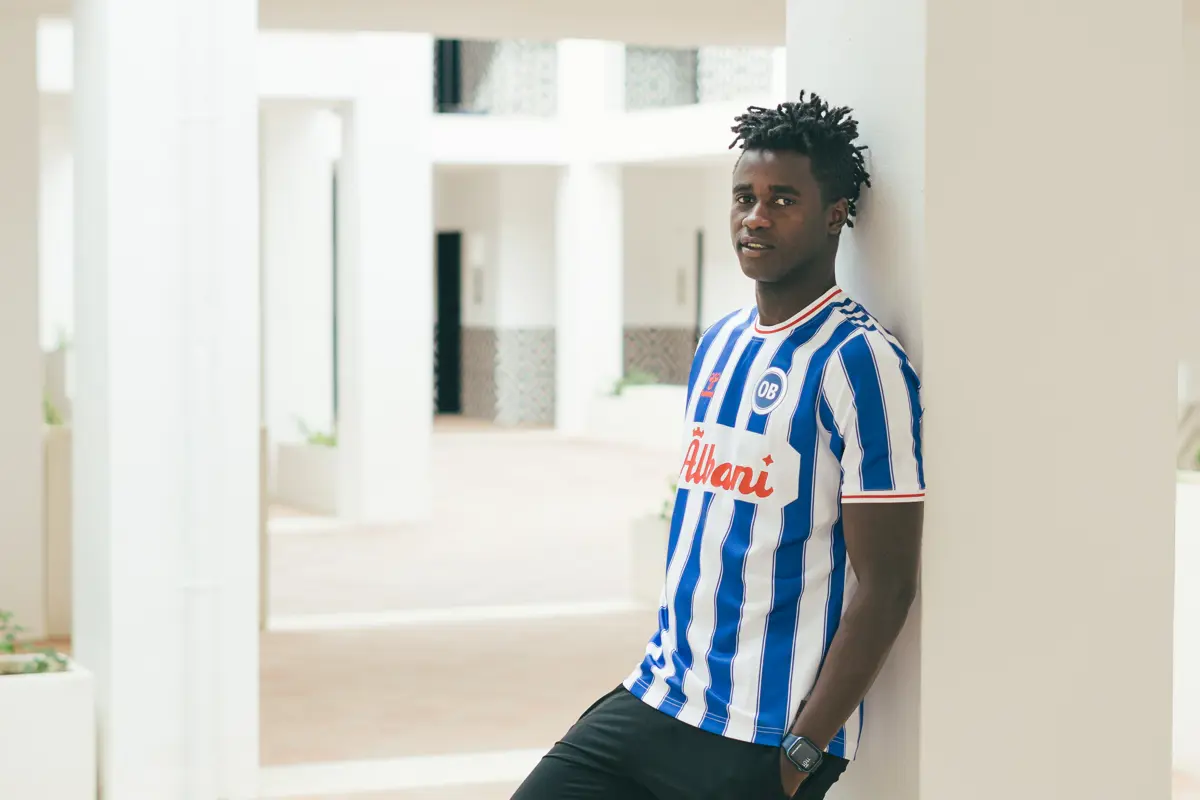 James Gomez er ny stopper i den stribede trøje